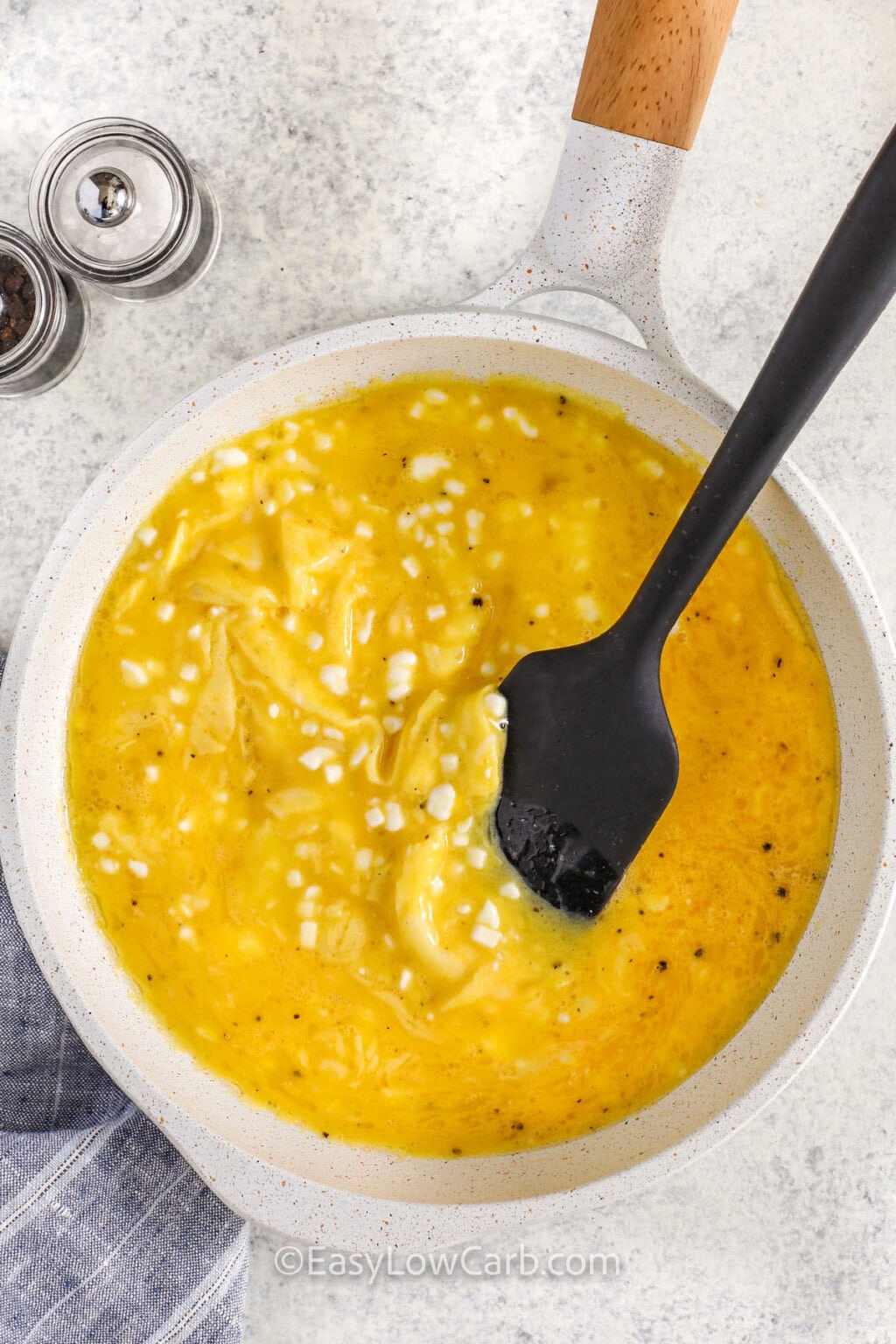 Cottage Cheese Scrambled Eggs (Easy Breakfast!) - Easy Low Carb